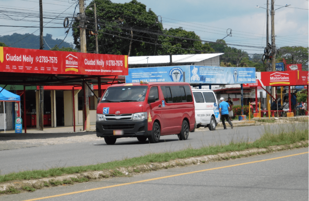 Usuarios deben denunciar irregularidades en buses y taxis Usuarios ...